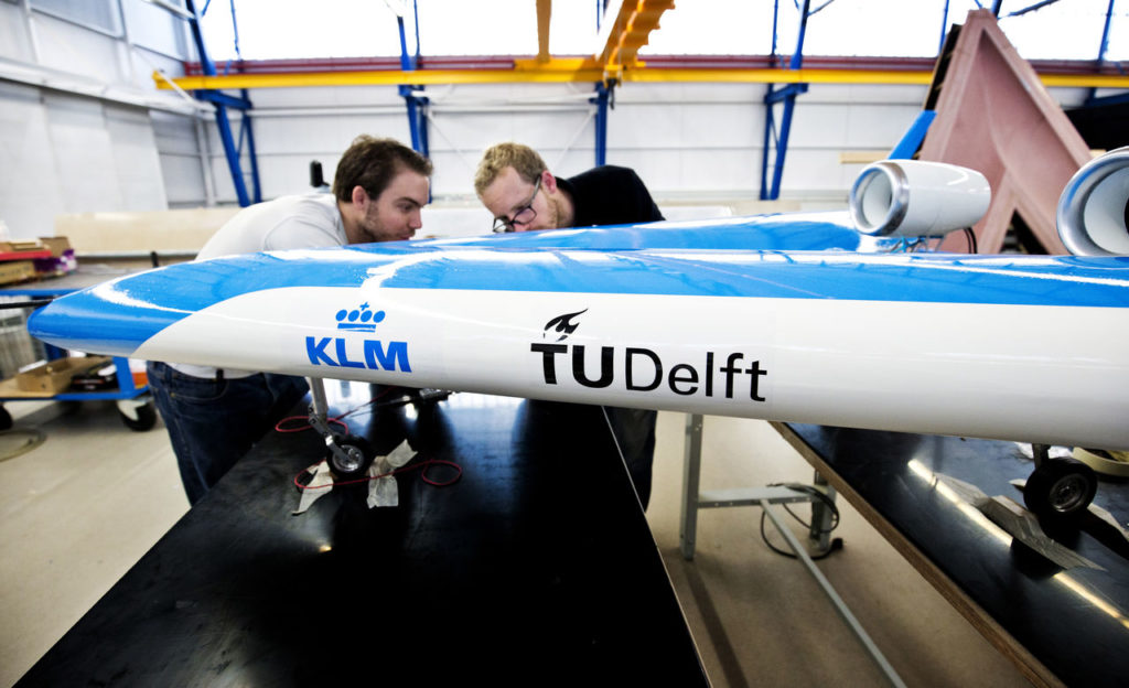 Energiezuinige Flying-V: TU Delft presenteert schaalmodel en cabine