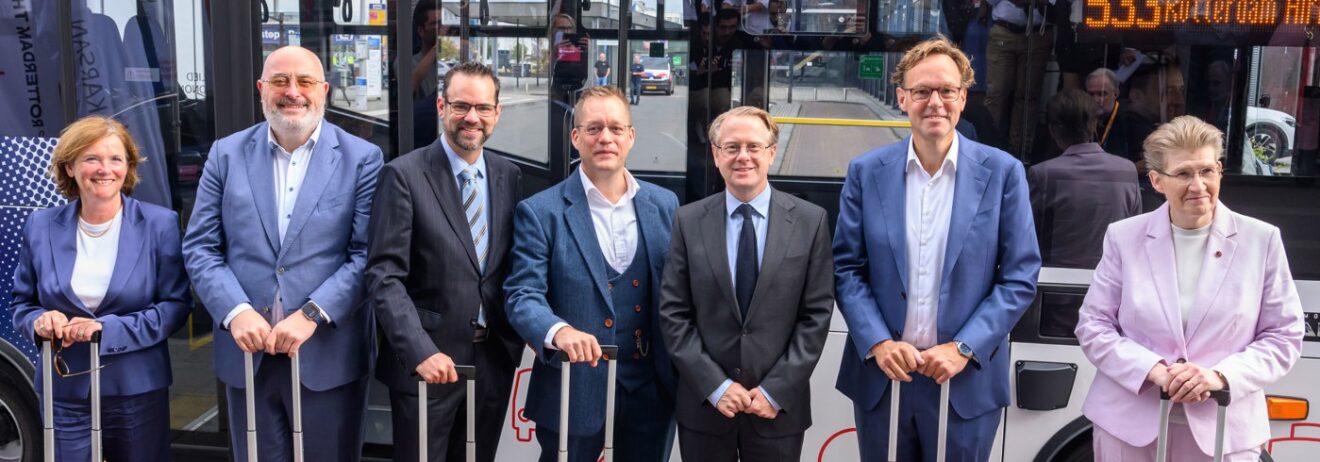Primeur Nederland: Eerste rit met automatisch rijdende bus op openbare ...